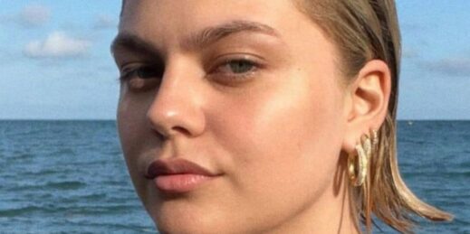 Louane top canon avec cette nouvelle tenue qui lui va trop bien