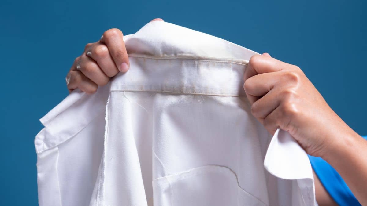 Fini les cols tachés sur vos chemises blanches avec cette super astuce