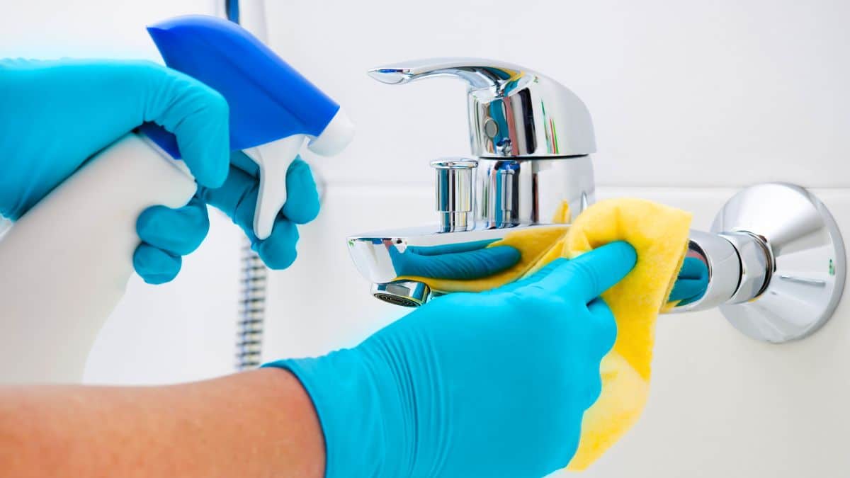 Salle de bain : ce geste sur une zone oubliée supprime les mauvaises ...